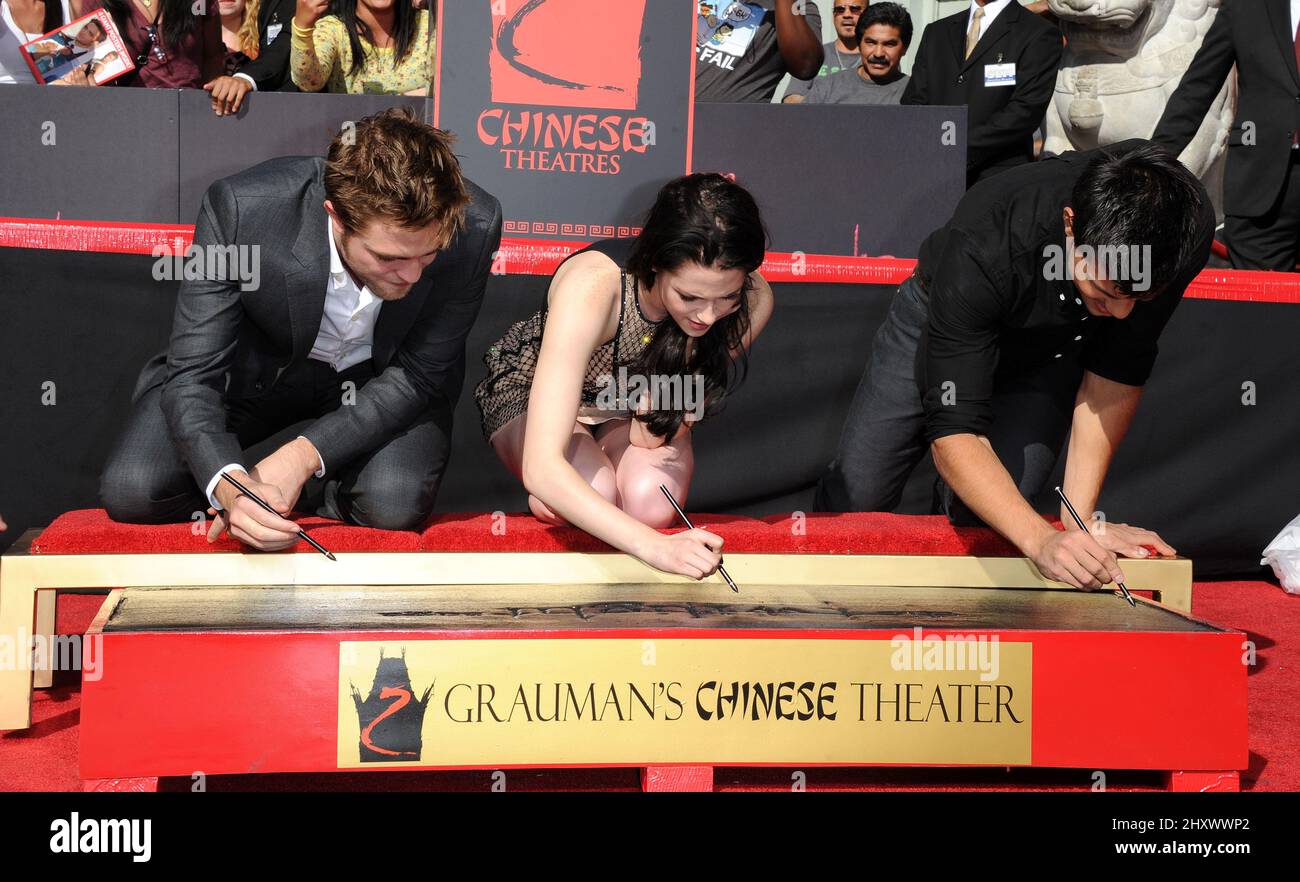 Kristen Stewart Robert Pattinson Kissing Pool