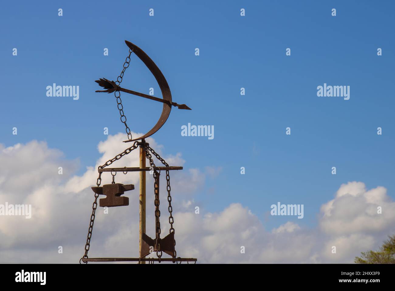 Closeup of a metal bow with an arrow and chains Stock Photo - Alamy
