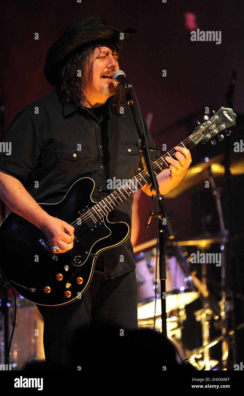 Kevn Kinney of Drivin N Cryin in concert at the Brooklyn Arts Center ...