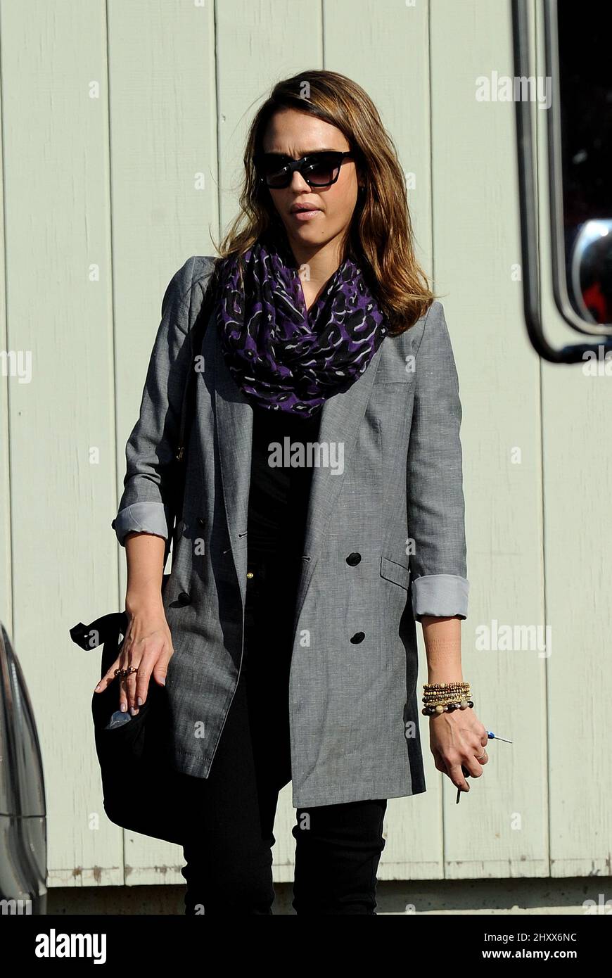 Jessica Alba goes Christmas shopping and buys daughter Honor a Pink ...