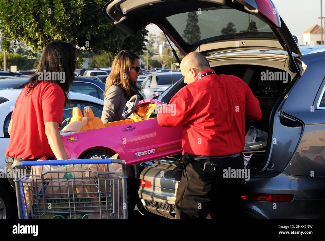 Jessica Alba goes Christmas shopping and buys daughter Honor a Pink ...