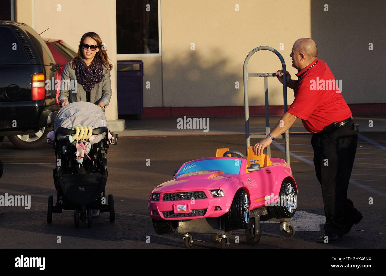 Jessica Alba goes Christmas shopping and buys daughter Honor a Pink ...