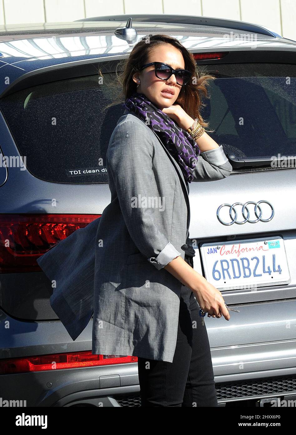 Jessica Alba goes Christmas shopping and buys daughter Honor a Pink ...