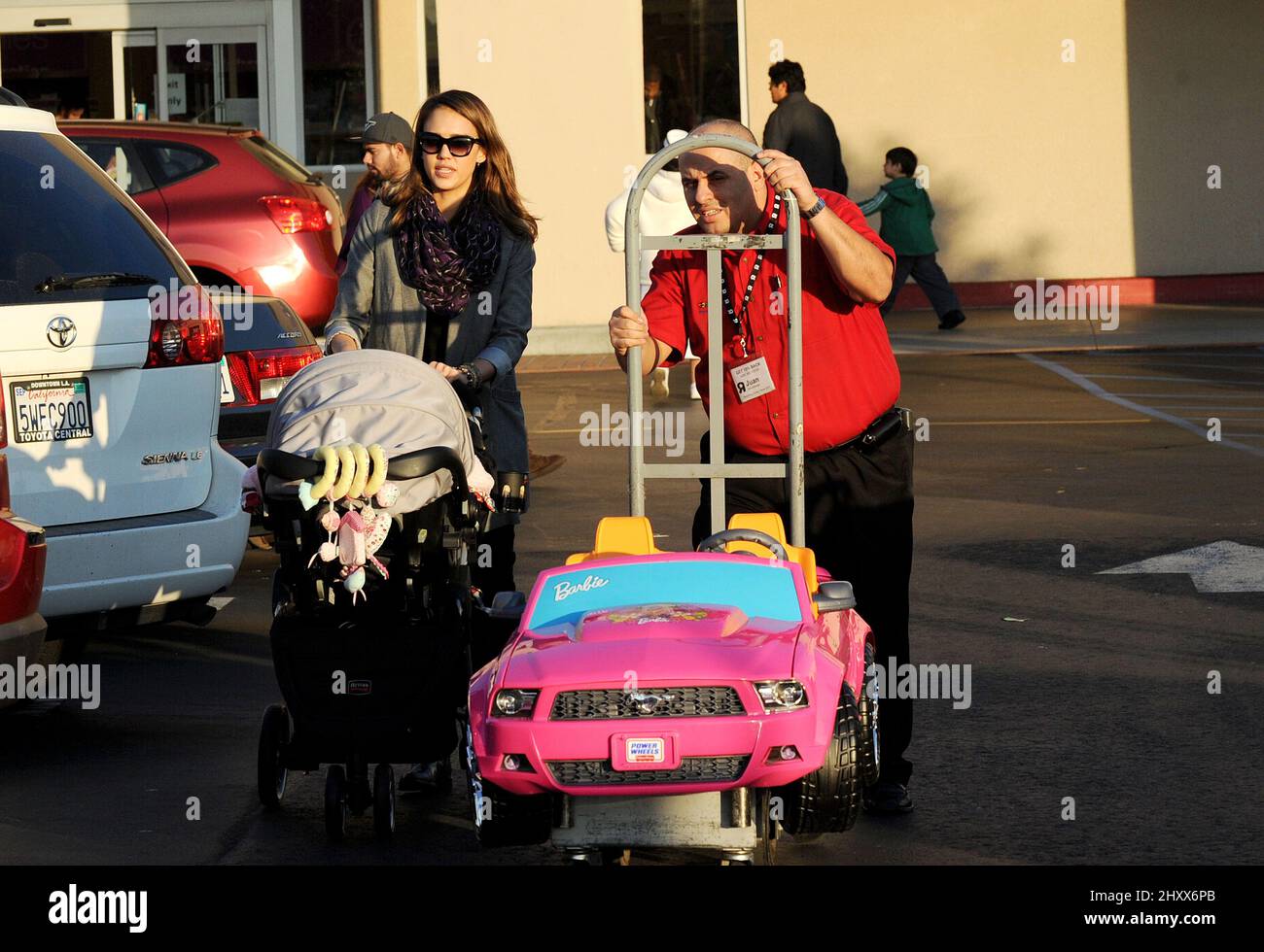 Jessica Alba goes Christmas shopping and buys daughter Honor a Pink ...