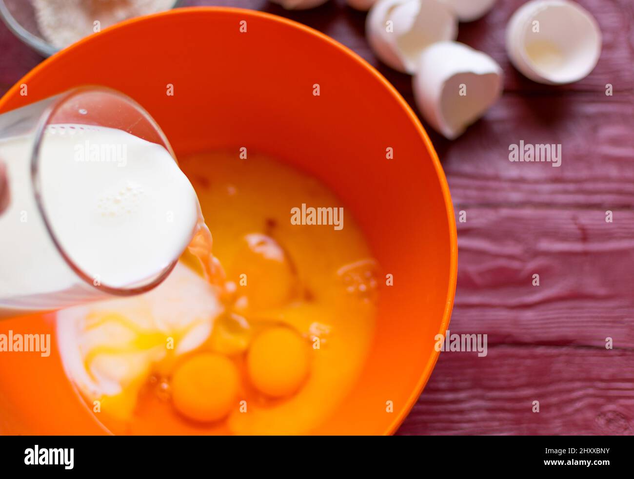 Adding flour to batter hi-res stock photography and images - Alamy