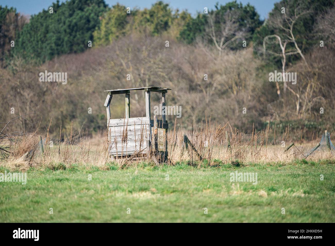 Perch fence hi-res stock photography and images - Alamy