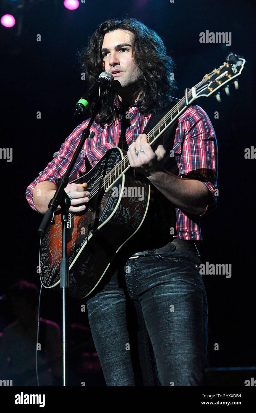 Andy gibson performing hi-res stock photography and images - Alamy