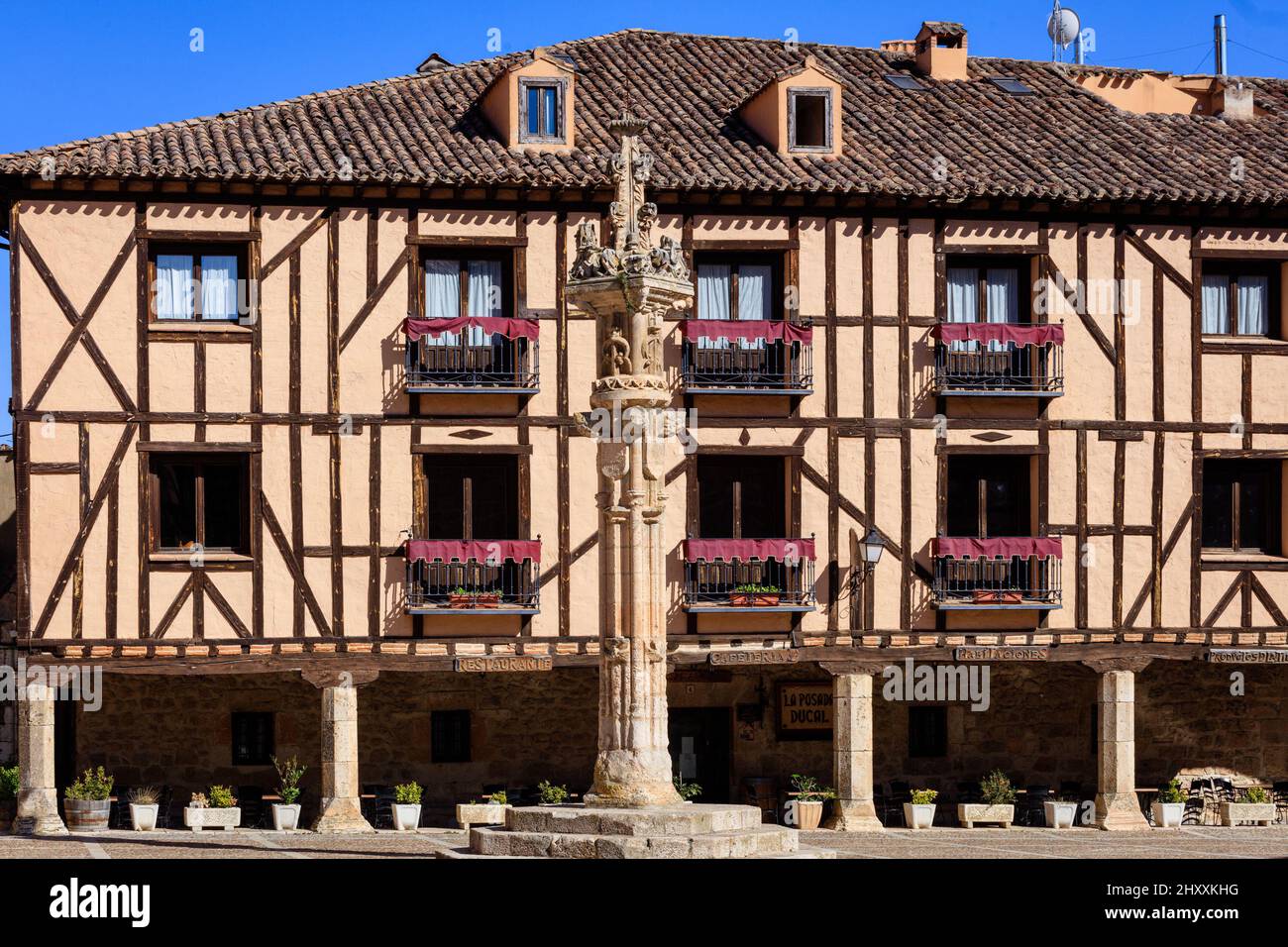 Medieval houses hi-res stock photography and images - Alamy