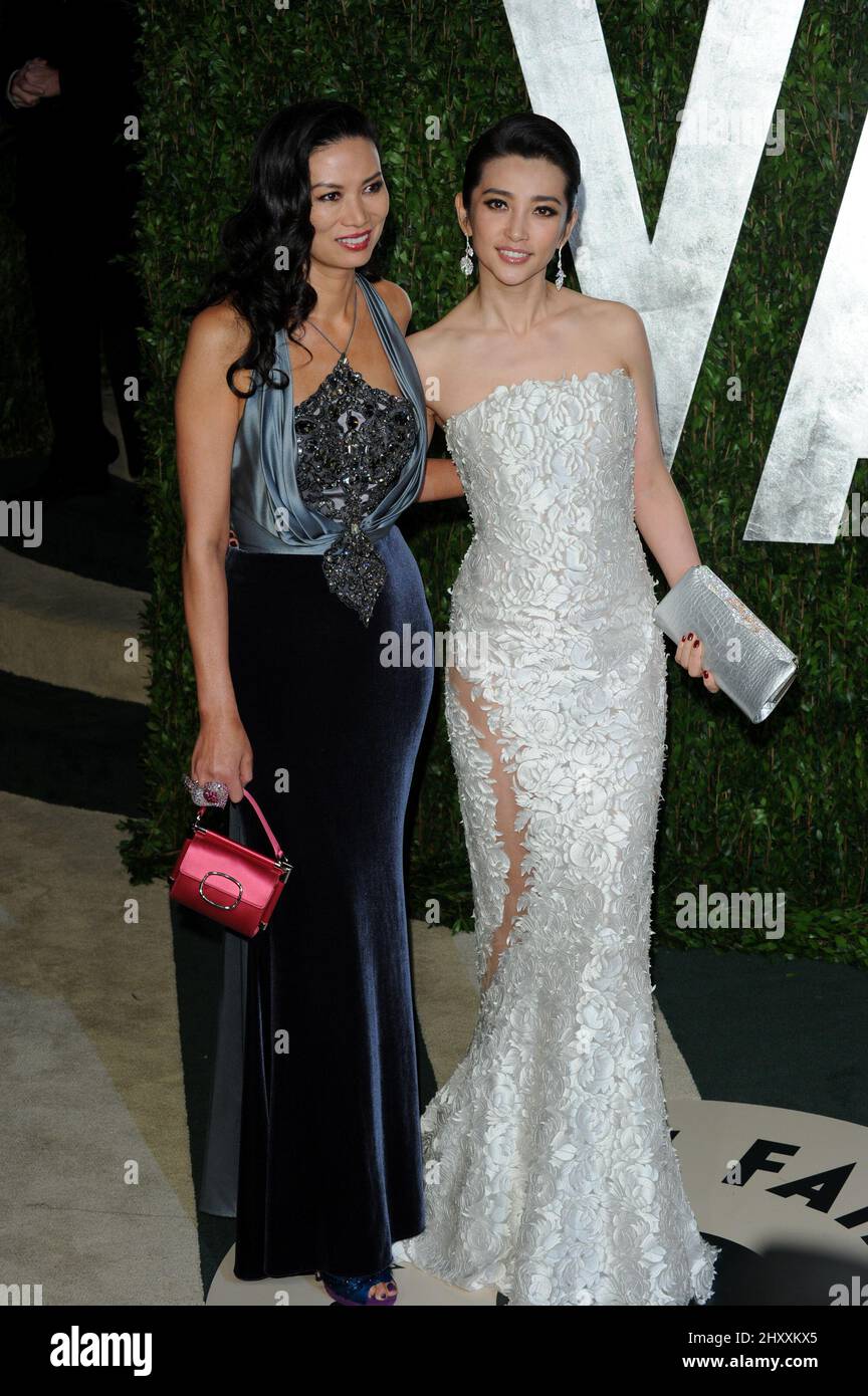 Wendi Murdoch and Li Bing Bing arriving at the 2012 Vanity Fair Oscar ...