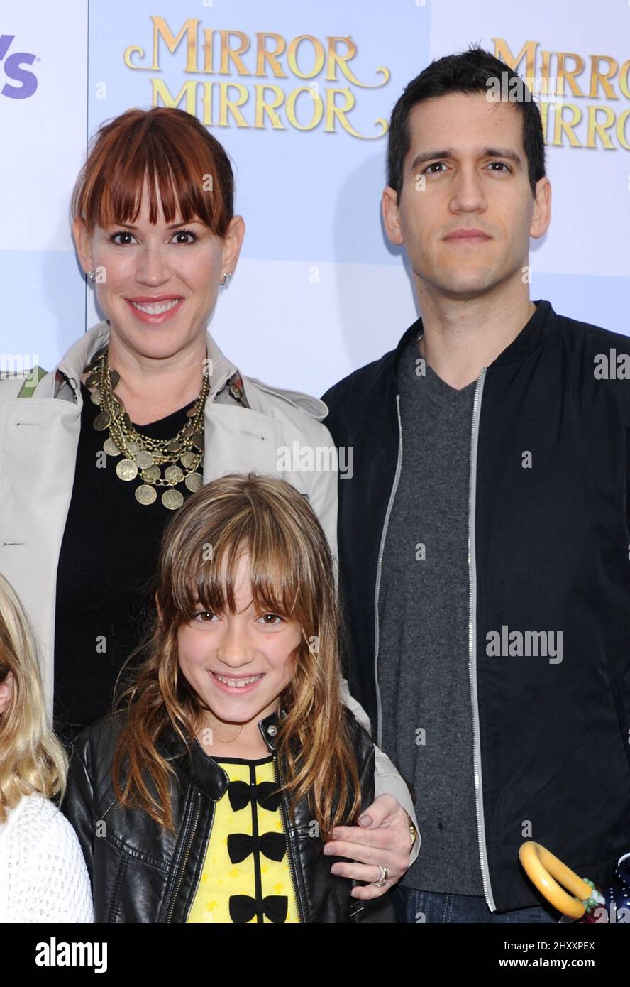 Molly Ringwald, Panio Gianopoulos and daughter Mathilda Gianopou ...