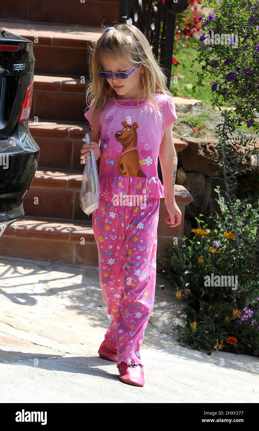 Violet Affleck, Jennifer Garner daughter seen leaving a friends house ...