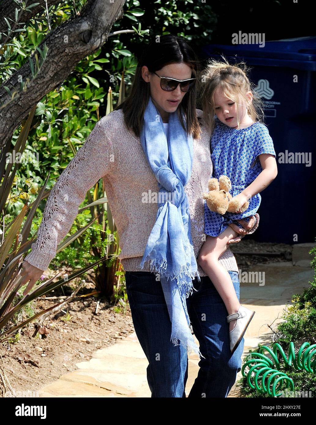 Jennifer Garner and daughter Seraphina seen leaving a friends house in ...