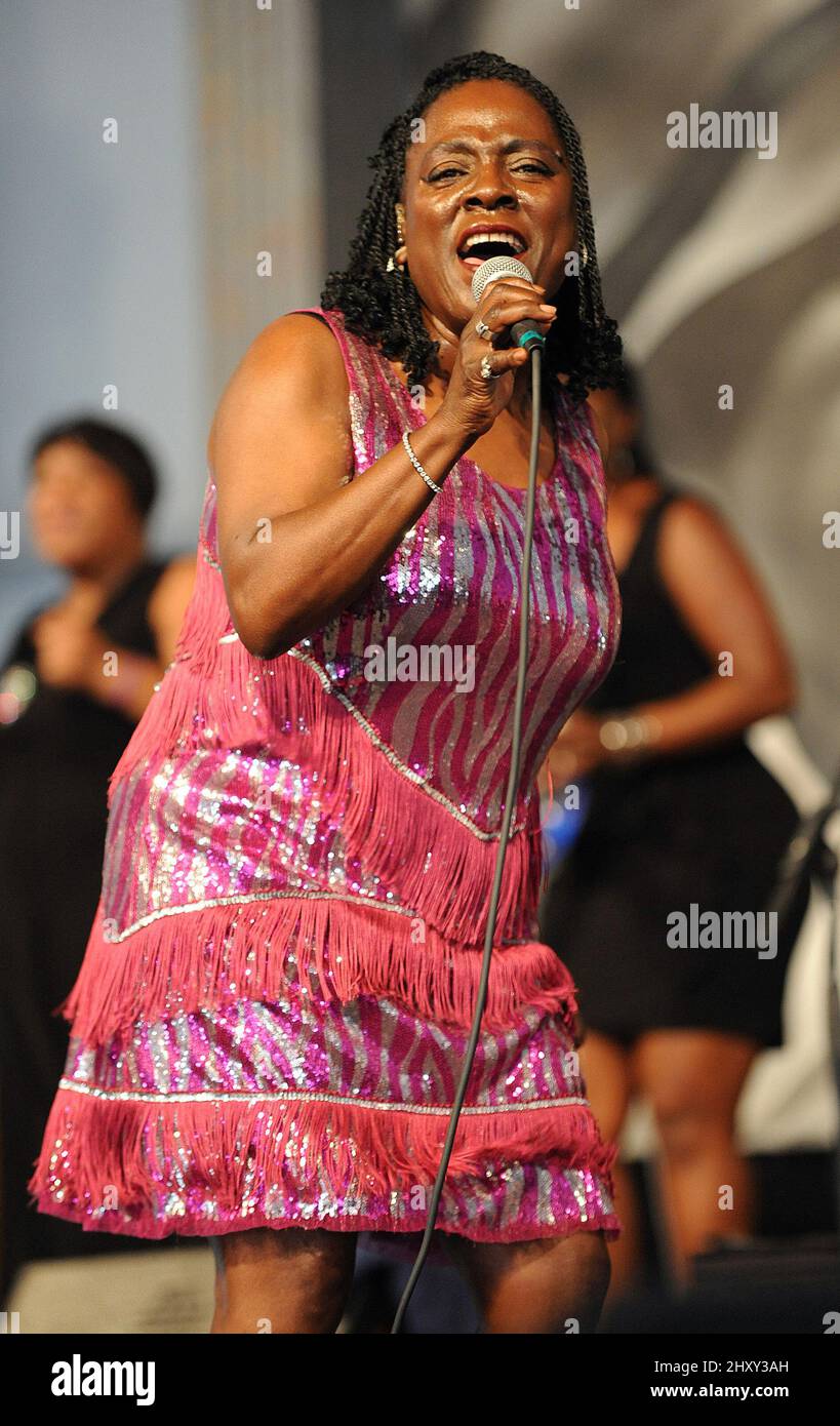 Sharon jones gig hi-res stock photography and images - Alamy
