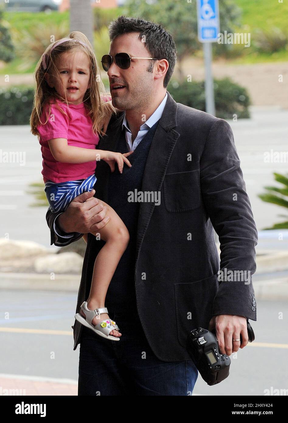 Daughter seraphina affleck head to hi-res stock photography and images ...