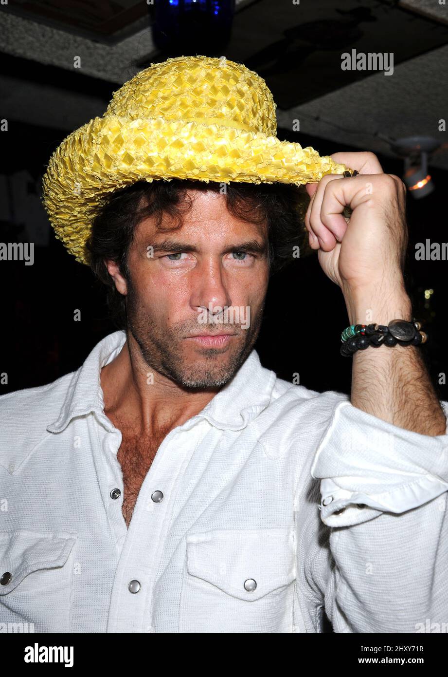 Shawn Christian takes part in karaoke with Days of Our Lives cast ...