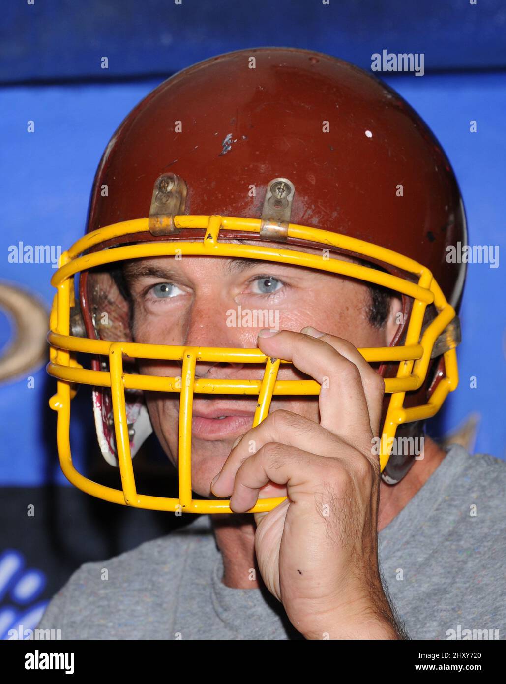 Patrick Muldoon takes part in karaoke with Days of Our Lives cast ...