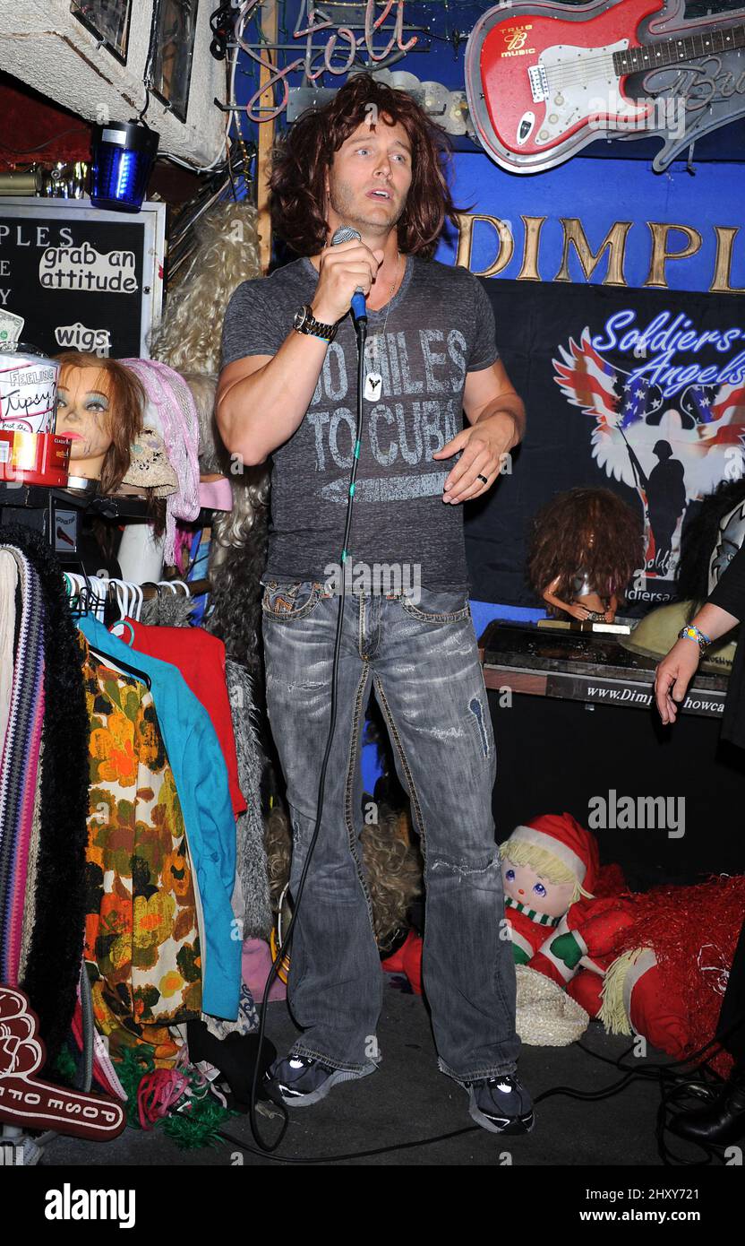 Eric Martsolf takes part in karaoke with Days of Our Lives cast members ...