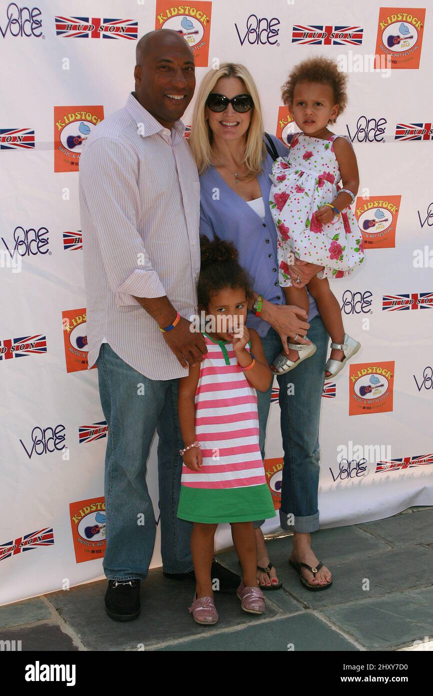Byron allen and jennifer lucas with chloe and olivia hi-res stock ...