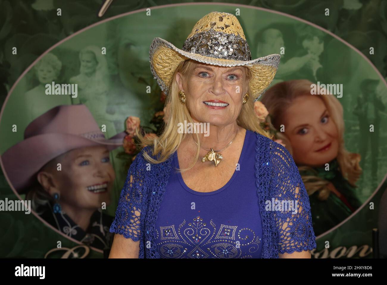 Lynn anderson during hi-res stock photography and images - Alamy