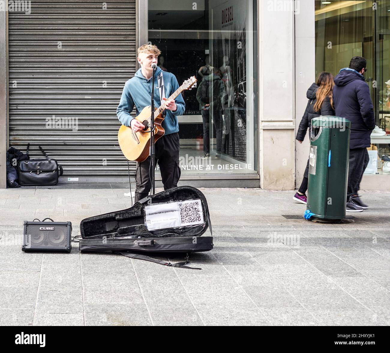 David Adderly, busking in Grafton street, dublin, Ireland Stock Photo ...