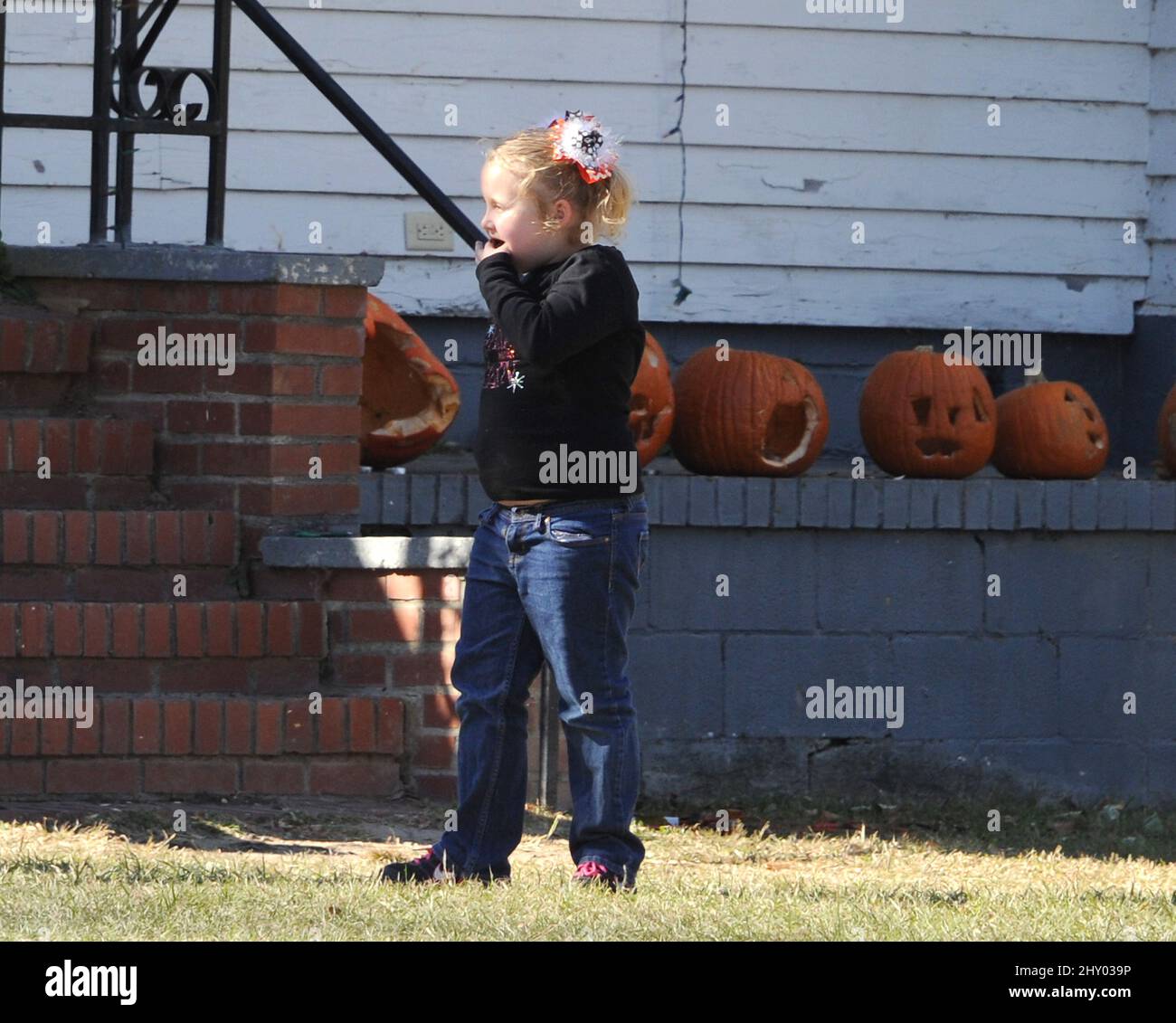 Alana "Honey Boo Boo" Thompson running around the yard in McIntyre ...