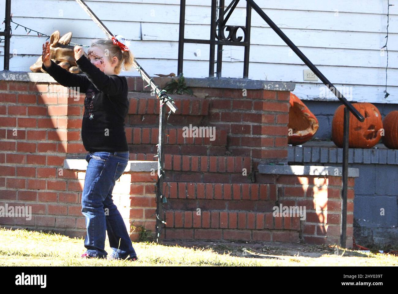 Alana "Honey Boo Boo" Thompson running around the yard in McIntyre ...