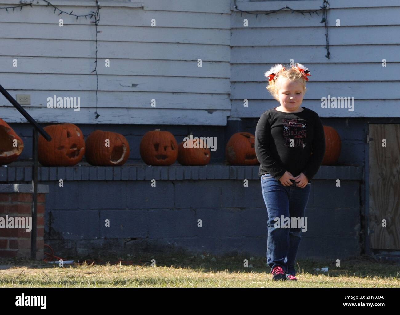 Alana "Honey Boo Boo" Thompson running around the yard in McIntyre ...