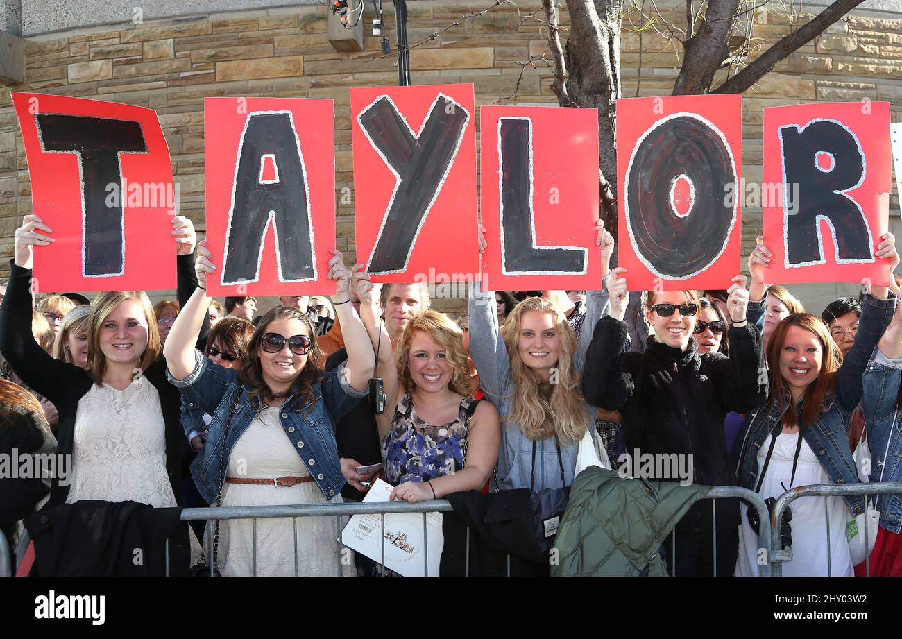 Taylor swift fans hi-res stock photography and images - Alamy
