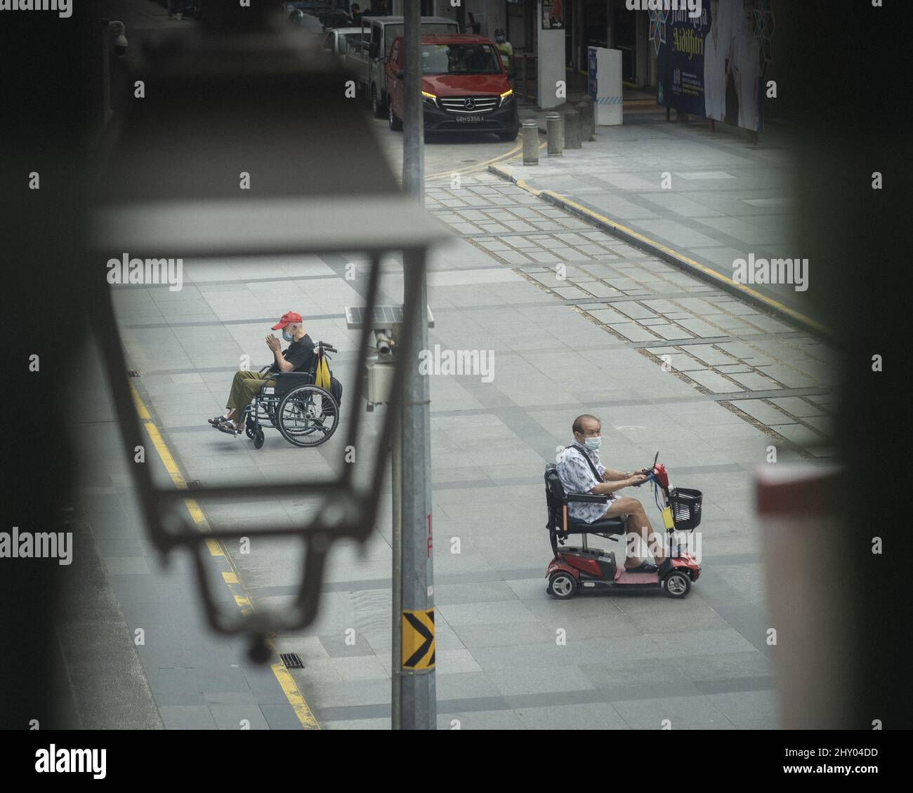 Random street scene in Singapore's Chinatown Stock Photo - Alamy