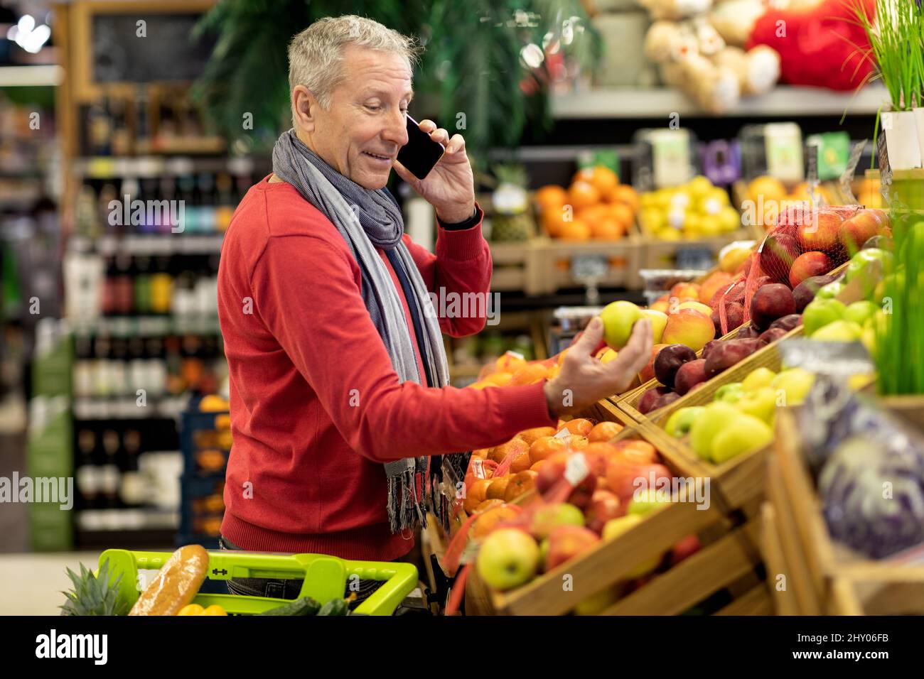 Grocery store talking cell phone hi-res stock photography and images ...