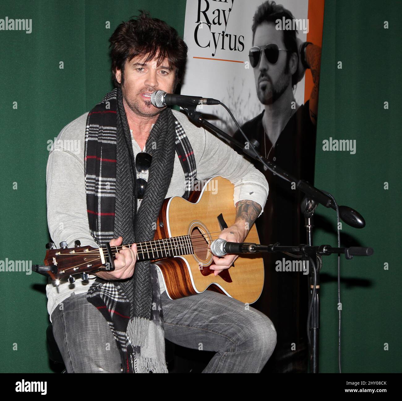 Billy ray cyrus signs copies hi-res stock photography and images - Alamy