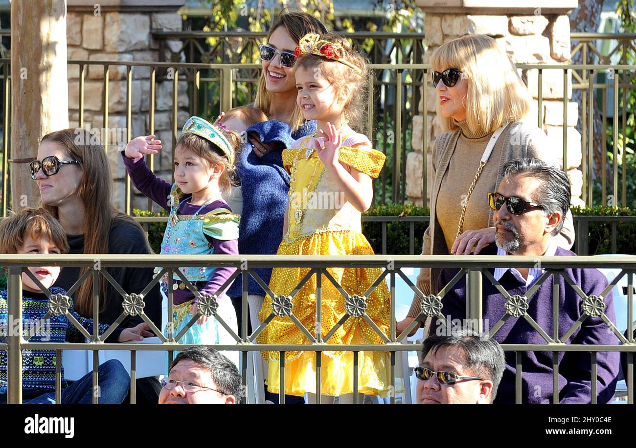 Jessica Alba and daughter Honor watches the Christmas Parade at ...