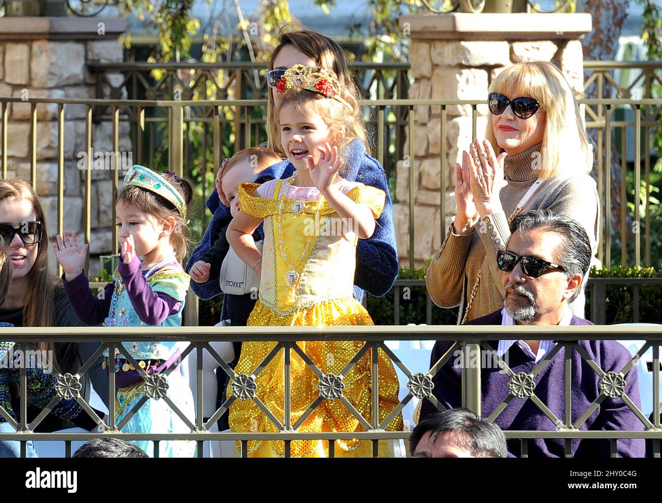 Jessica Alba and daughter Honor watches the Christmas Parade at ...