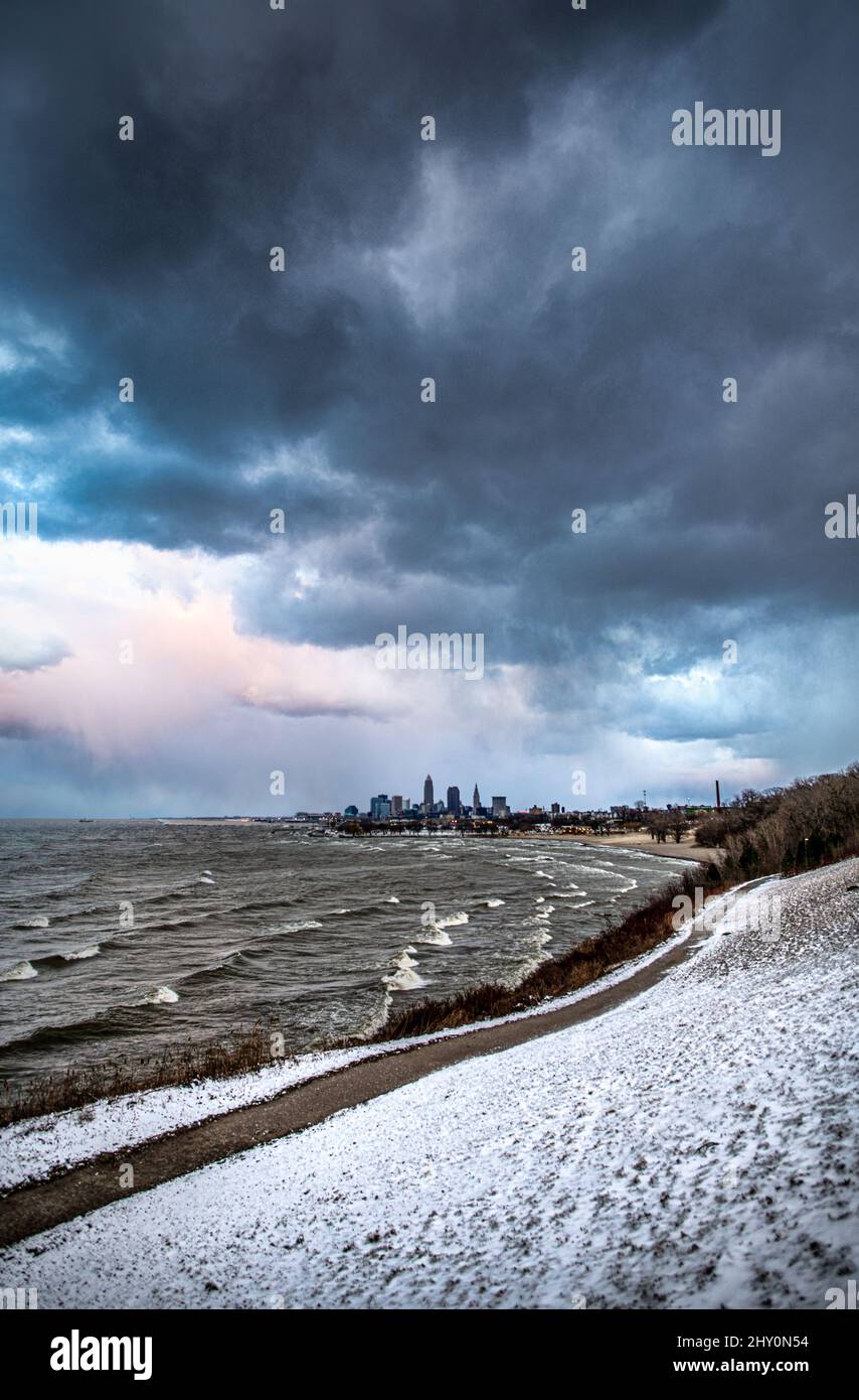 Cleveland ohio skyline in winter Stock Photo - Alamy