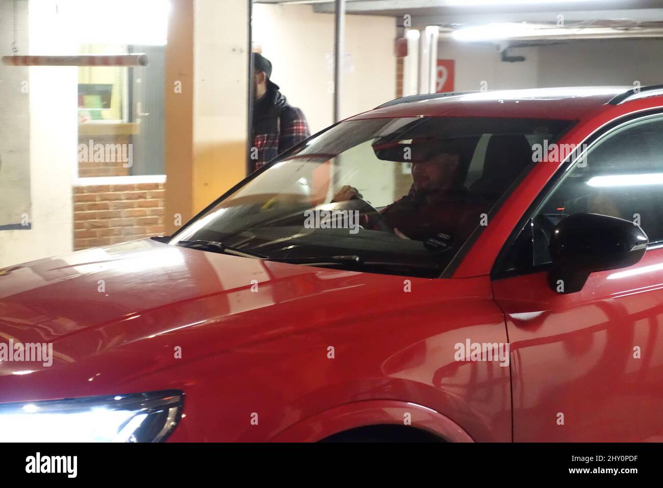 James McAvoy mit Partnerin beim verlassen des Harold Pinter Theatre ...