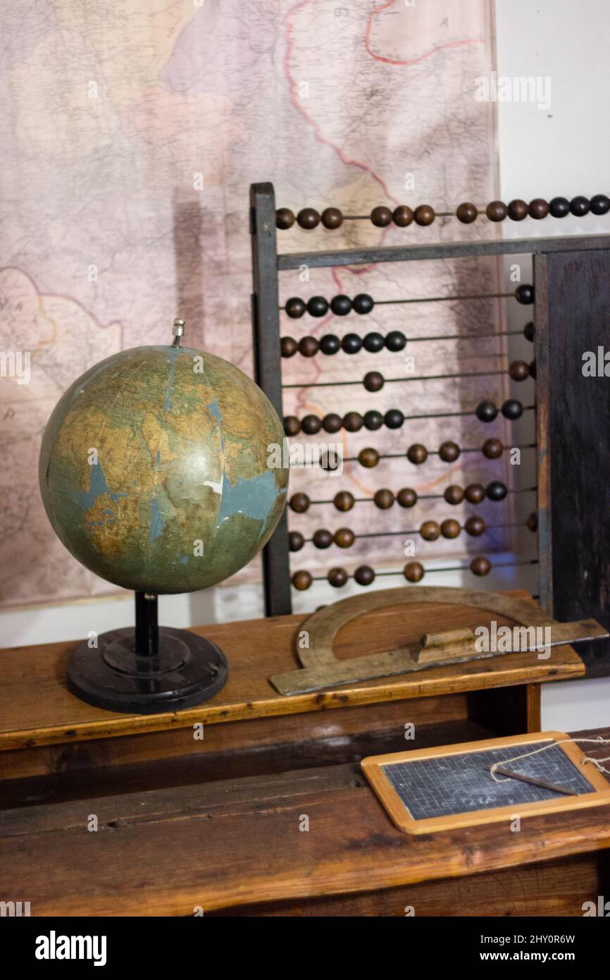 School globe retro hi-res stock photography and images - Alamy