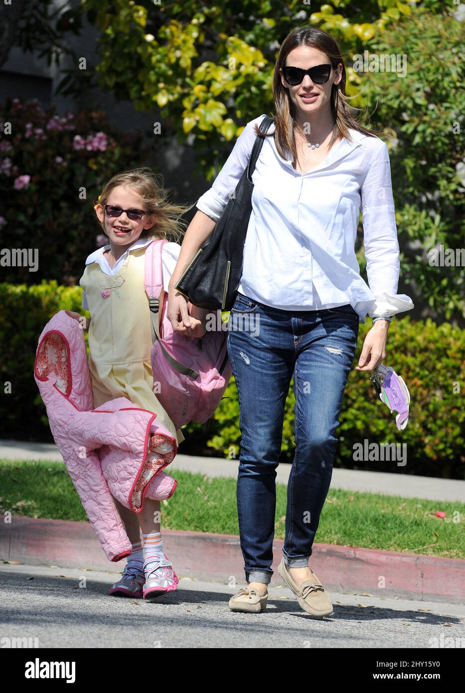 Jennifer Garner picking up her daughter Violet Affleck from school in ...