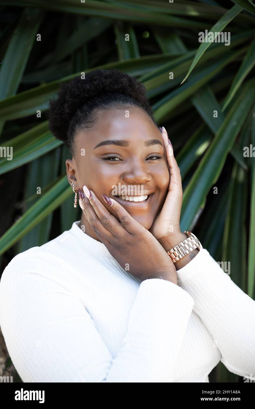 African woman with hand on cheek hi-res stock photography and images ...
