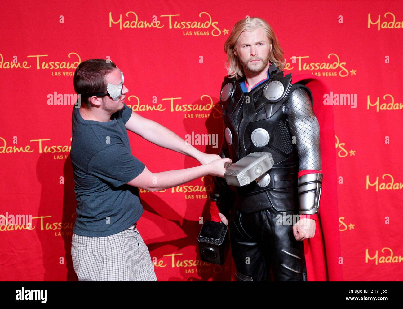 Thor wax figure madame tussauds unveils thor wax figure hi-res stock ...