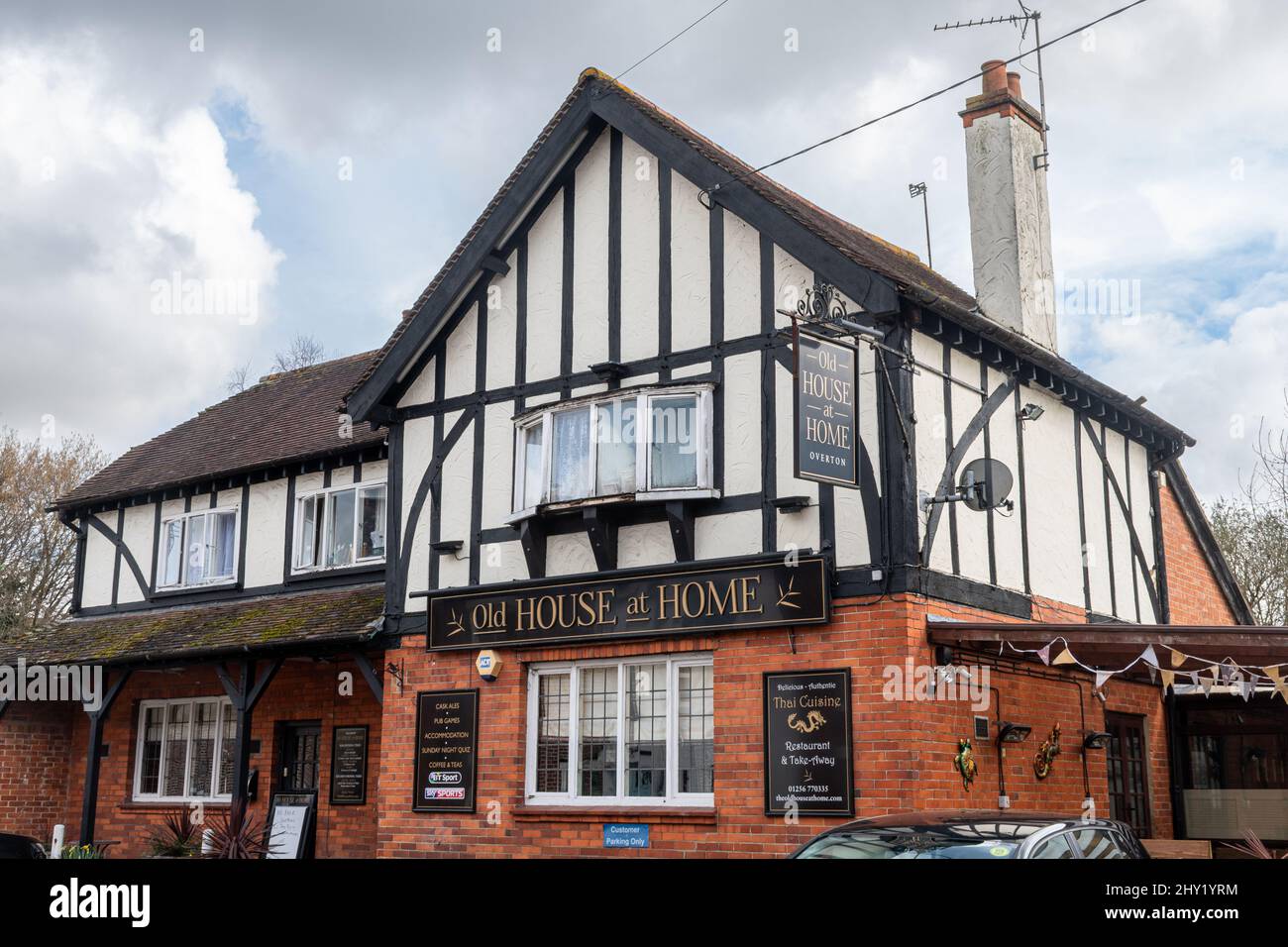 Old House at Home pub in Overton village, Hampshire, England, UK Stock ...
