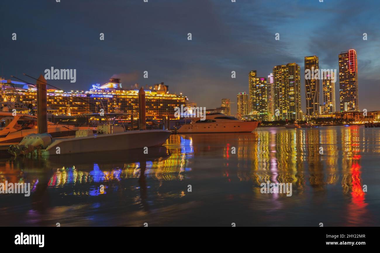 Miami at sunset. Miami Florida, colorful skyline of Macarthur causeway ...