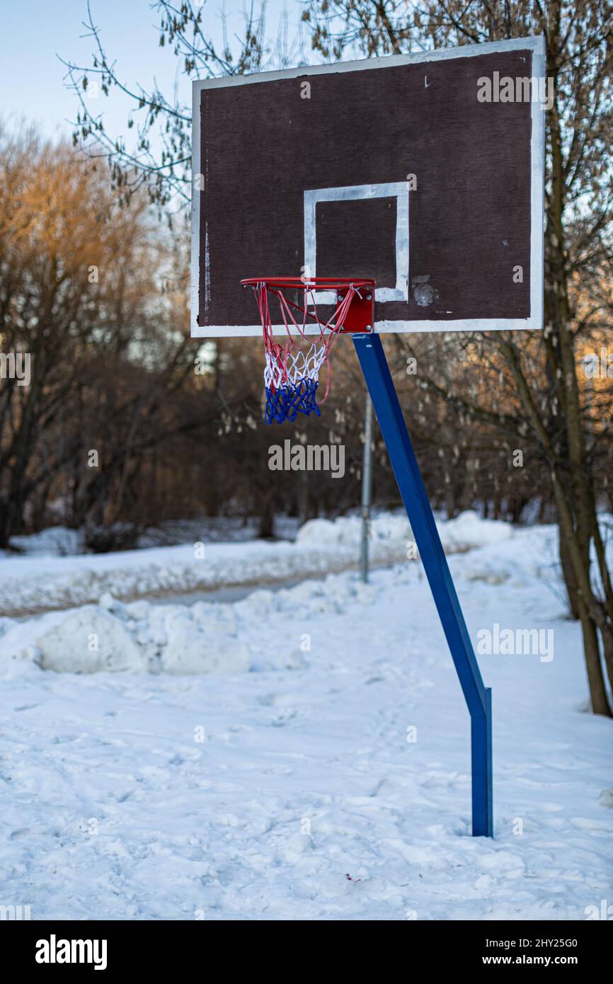 Backyard basketball hoop hi-res stock photography and images - Alamy