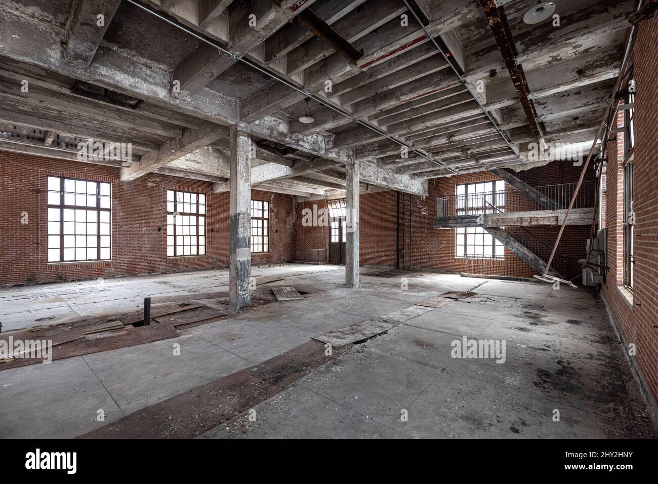 Inside old derelict warehouse hi-res stock photography and images - Alamy
