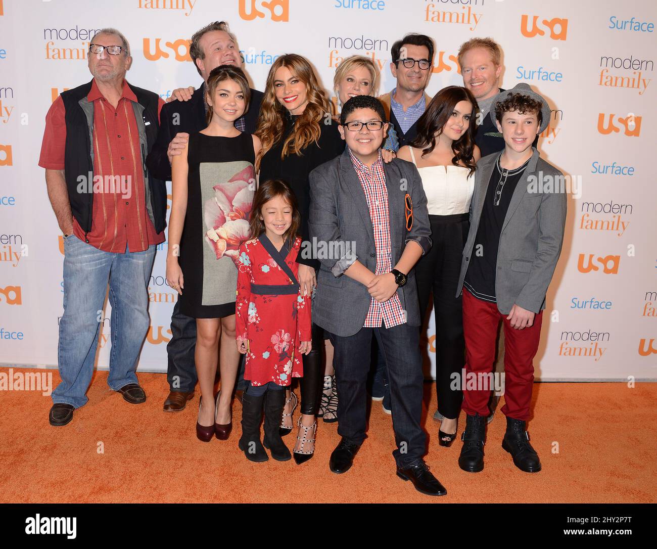 Jesse tyler ferguson and julie bowen hi-res stock photography and ...