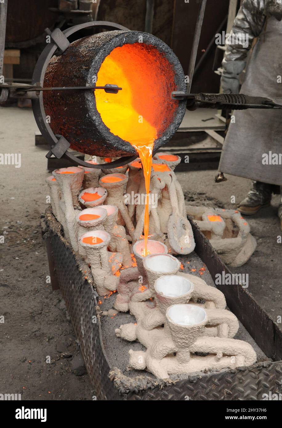 Casting of the bronze Actor, the Screen Actors Guild Awards statuette ...