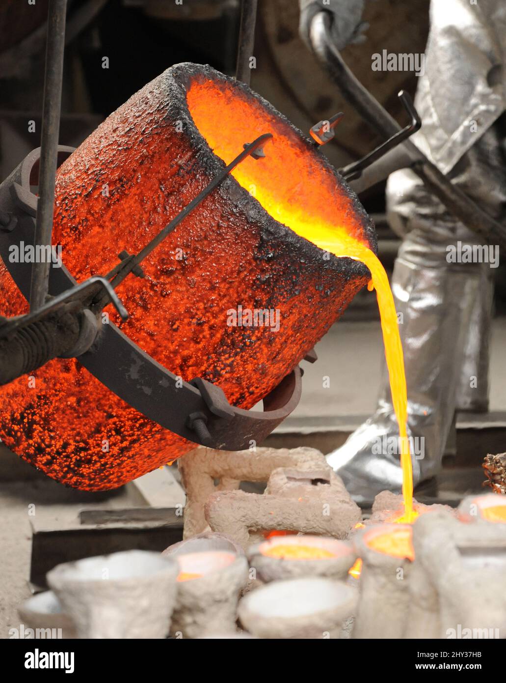 Casting of the bronze Actor, the Screen Actors Guild Awards statuette ...