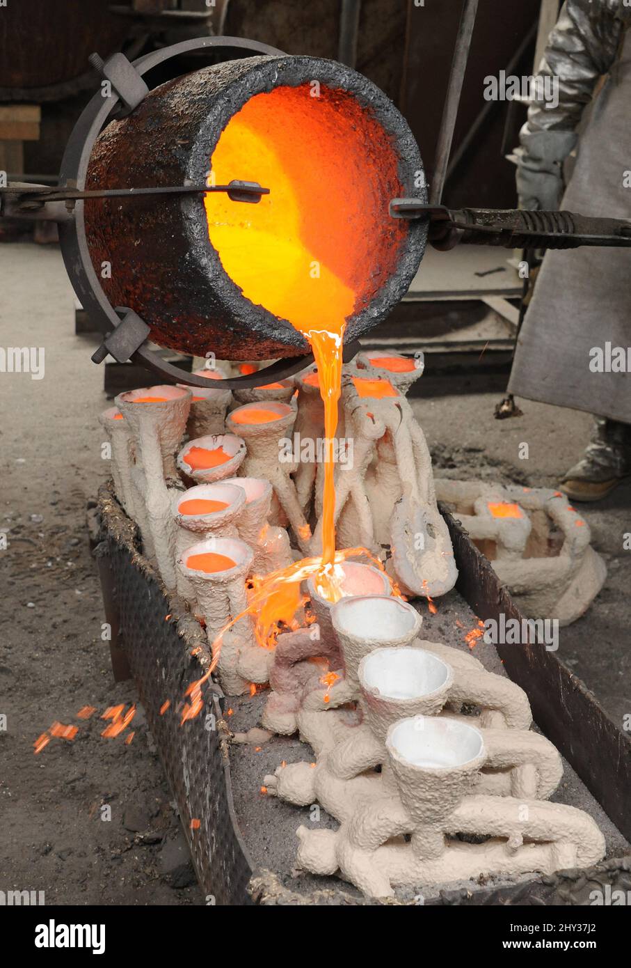 Casting of the bronze Actor, the Screen Actors Guild Awards statuette ...