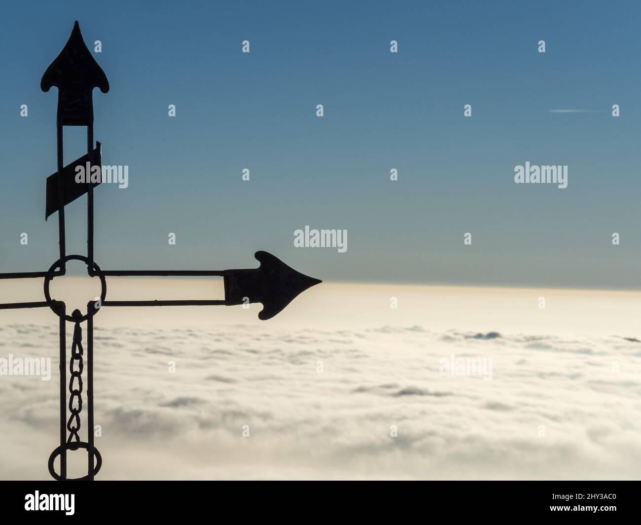 Cross arrows hi-res stock photography and images - Alamy