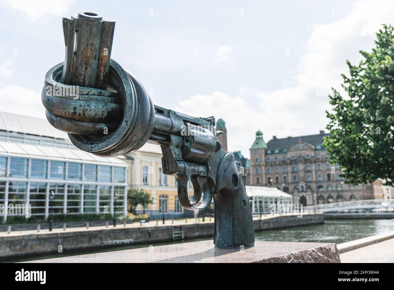 Knotted Gun or Non Violence sculpture in Malmoe, Sweden Stock Photo - Alamy