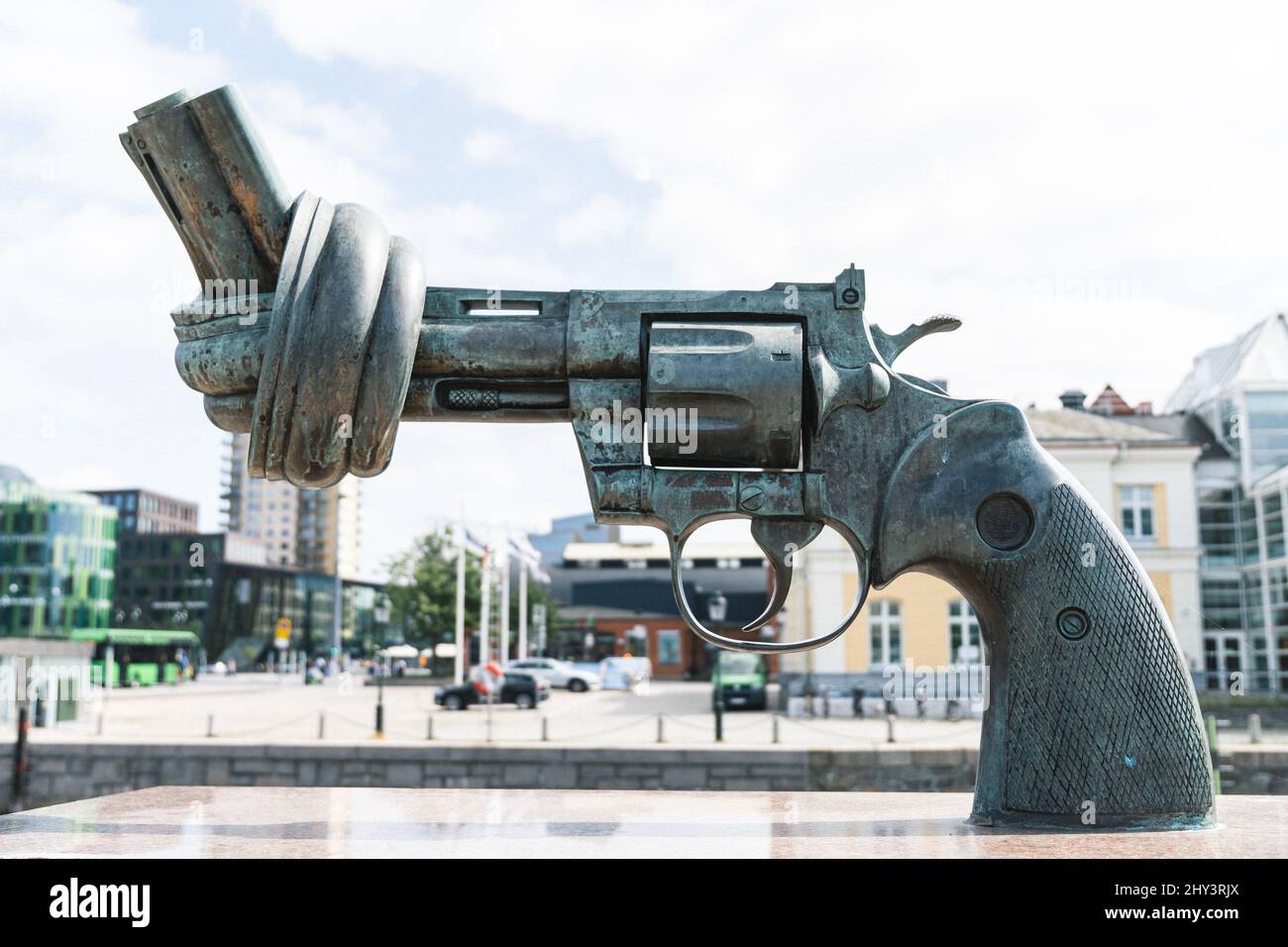 Knotted Gun or Non Violence sculpture in Malmoe, Sweden Stock Photo - Alamy